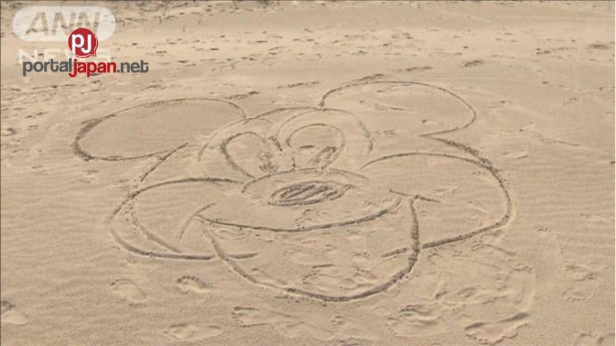Isang malaking drawing sa buhangin ang nakita sa Tottori Sand Dunes ...